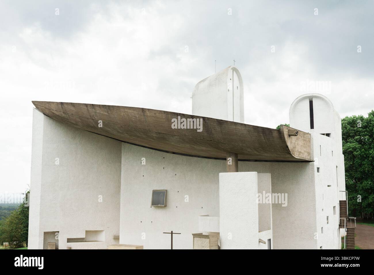 Modernist chapel with curved roof at Notre-Dame du Haut, Ronchamp Stock ...