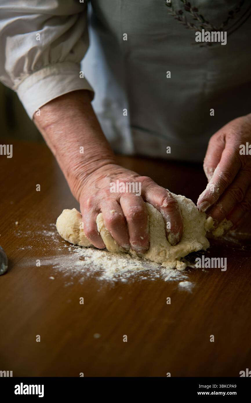 Floured hands hi-res stock photography and images - Alamy
