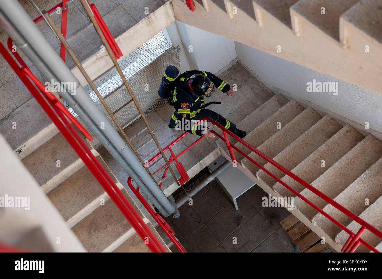 A Madrid firefighter during final training before traveling to Alabama ...
