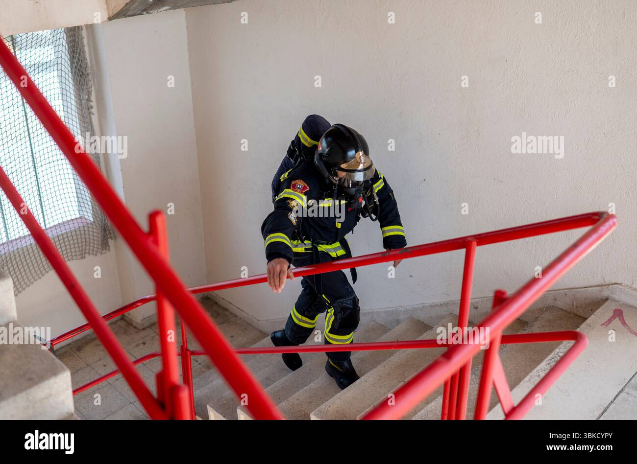 A Madrid firefighter during final training before traveling to Alabama ...