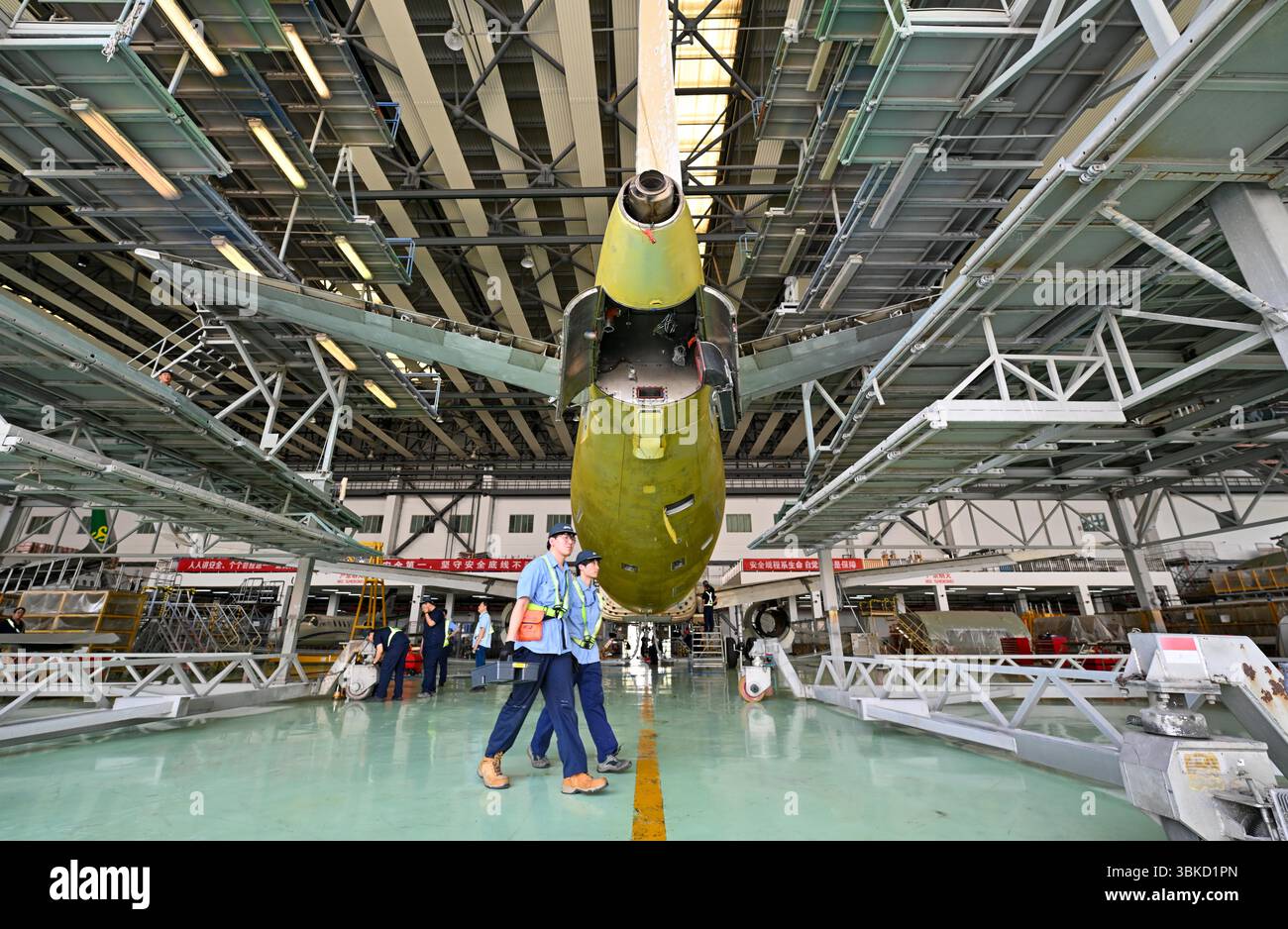 (250620) -- TIANJIN, June 20, 2025 (Xinhua) -- Staff member carry out maintenance on an airplane ...