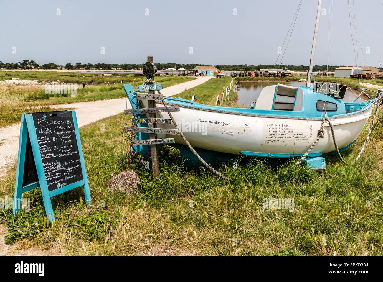 Signs directions beach restaurant hi-res stock photography and images ...