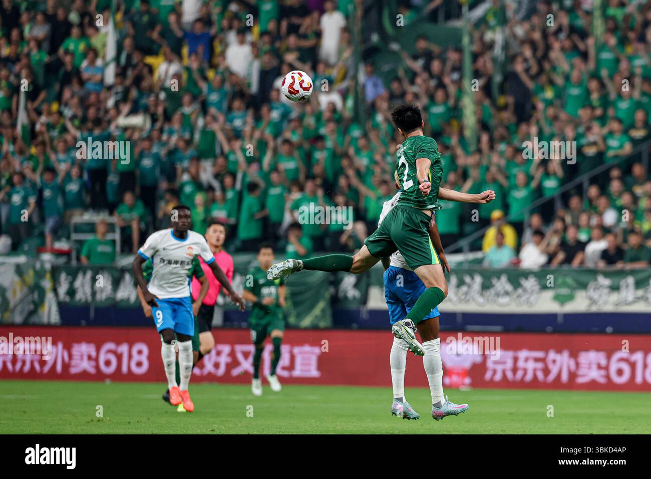 Beijing Guoan Football Club defeated Qingdao West Coast Football Club ...