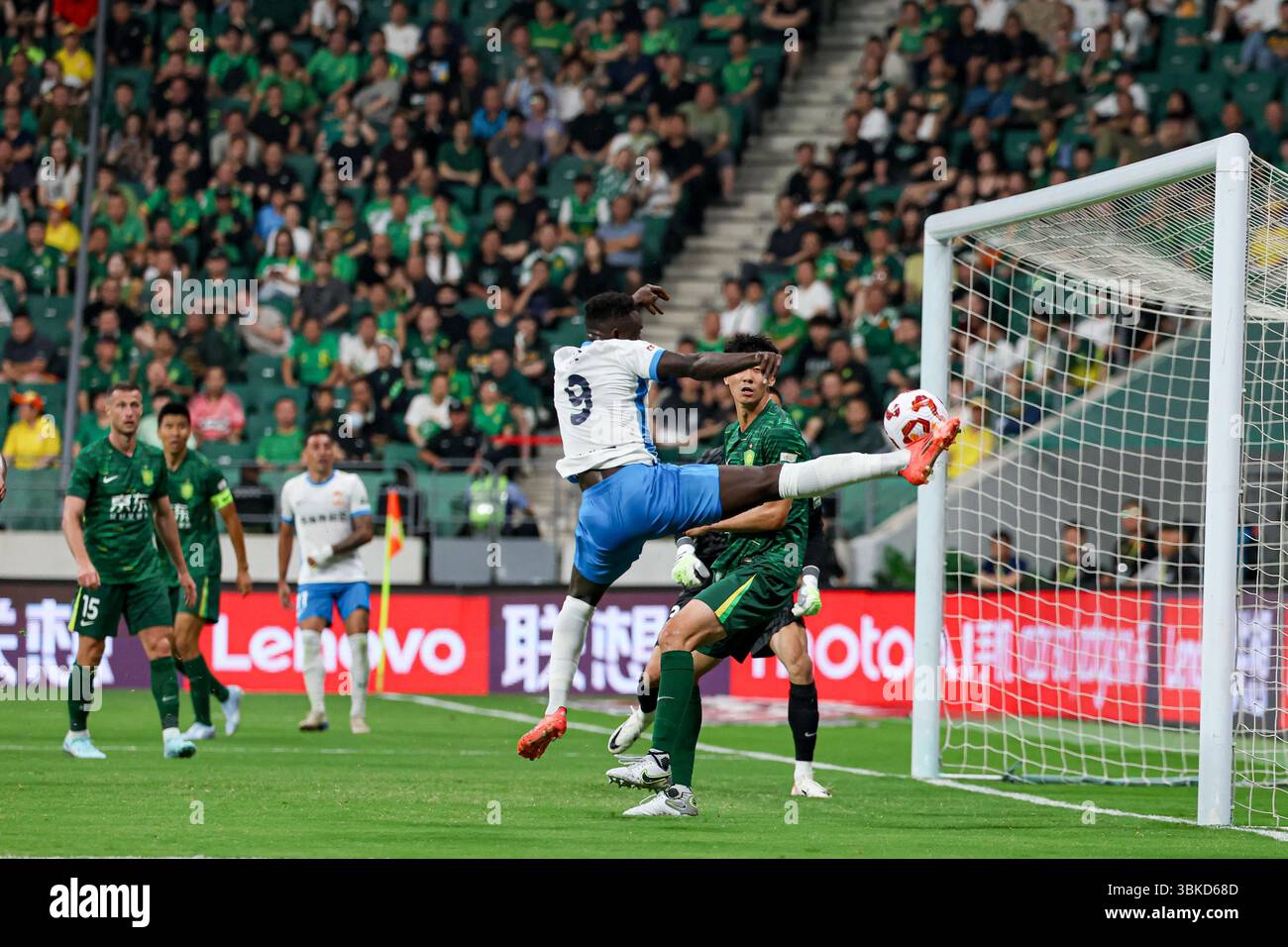 Beijing Guoan Football Club defeated Qingdao West Coast Football Club ...