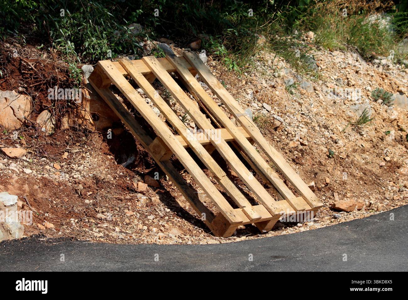 Wooden pallet leans hi-res stock photography and images - Alamy