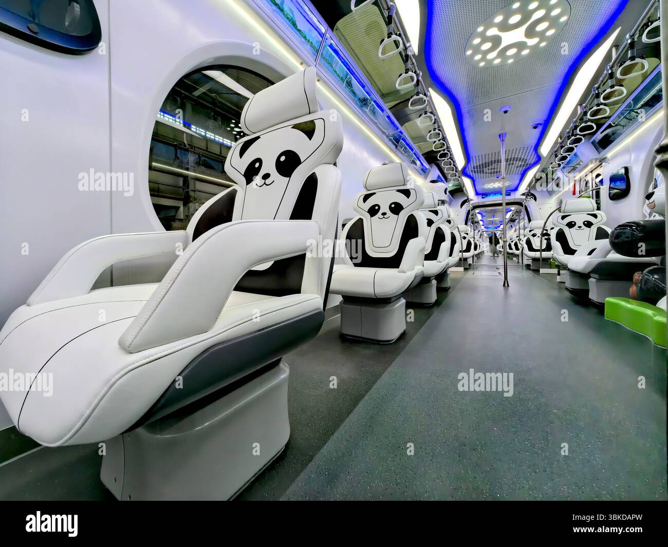 (250620) -- CHONGQING, June 20, 2025 (Xinhua) -- A panda-themed ...