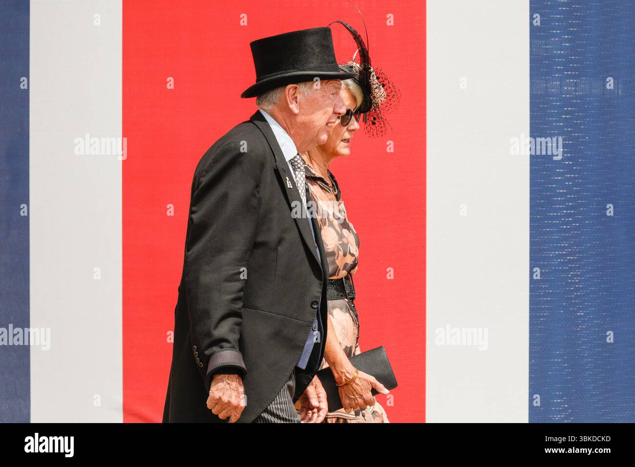 Ascot, Berkshire, UK. 20th June, 2025. Racegoers arrive, mingle and ...