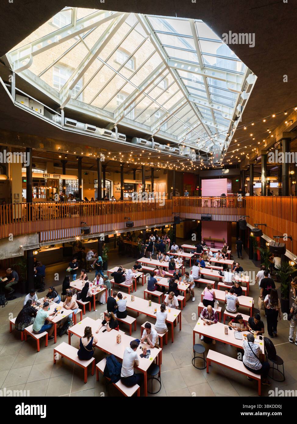 Indoor food court setting hi-res stock photography and images - Alamy