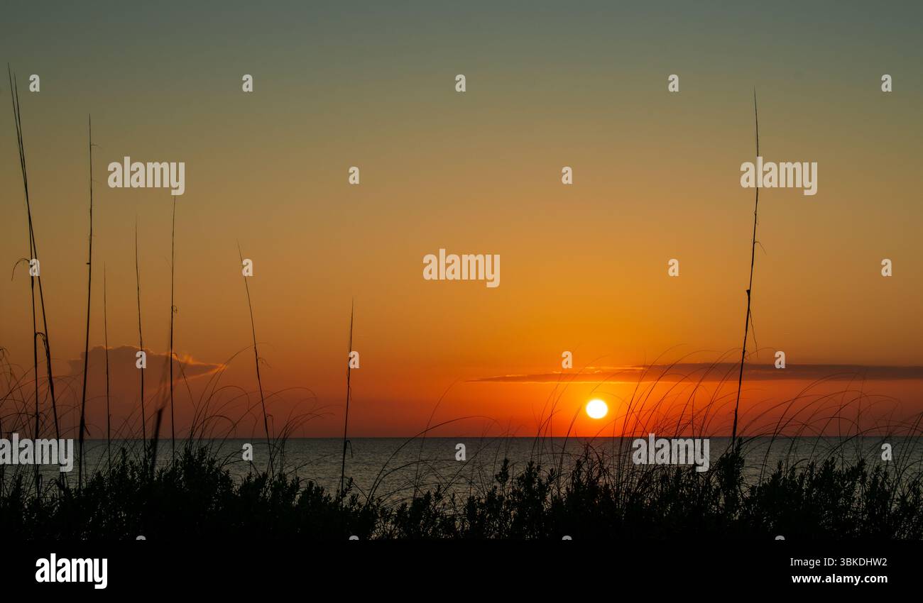 Golden hour sunrise over beach hi-res stock photography and images - Alamy