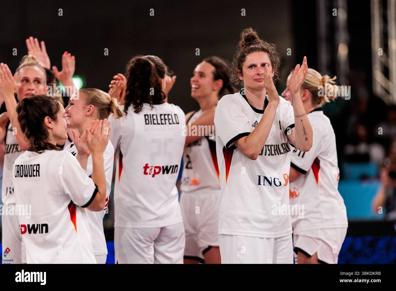 Romy B?r (Deutschland, 46) applaudiert nach dem Sieg Richtung Fans FIBA ...