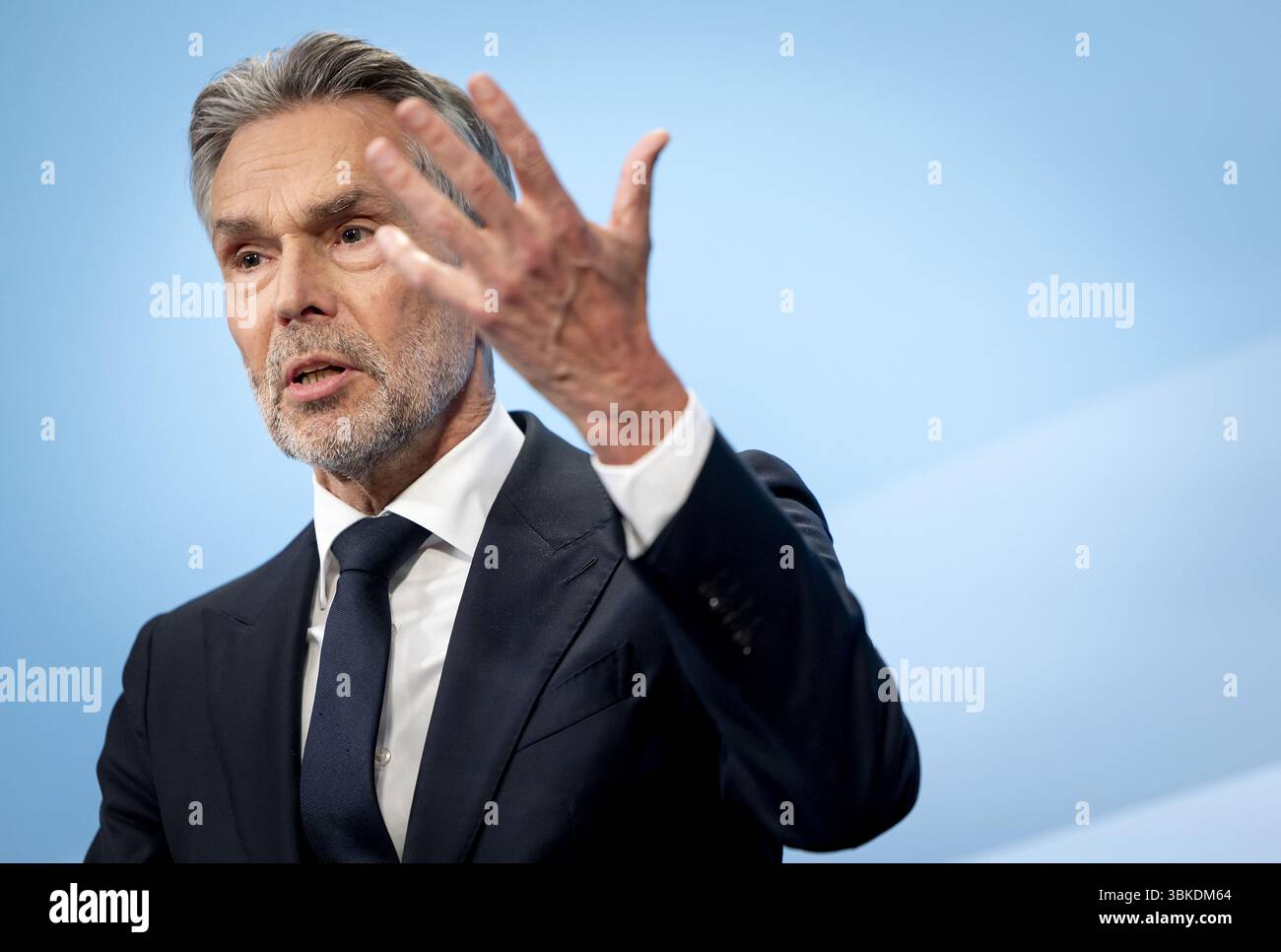 DEN HAAG - Outgoing Prime Minister Dick Schoof speaks to the press ...
