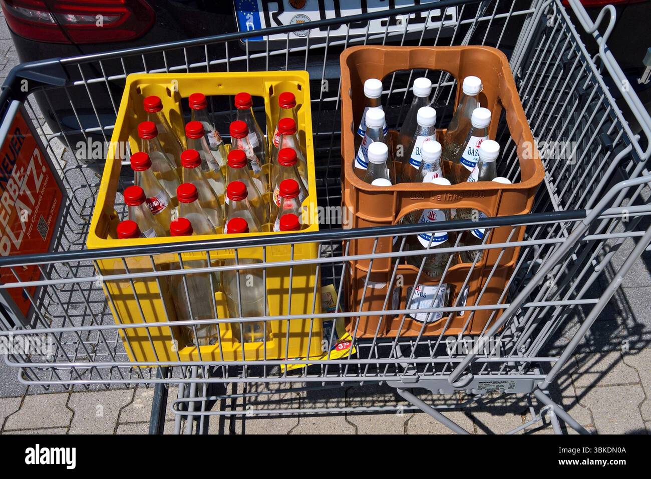 Getränke Leergut - Rückgabe im Supermarkt. Zwei leere Getränkekisten ...