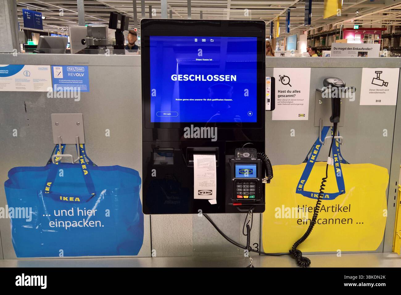 Kasse geschlossen. Ikea SCO Self Checkout Kasse, Kassenstation mit Self ...