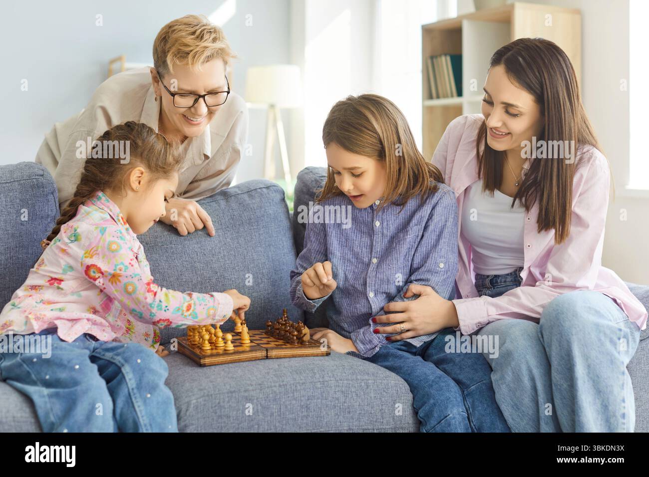 Kids playing chess hi-res stock photography and images - Alamy