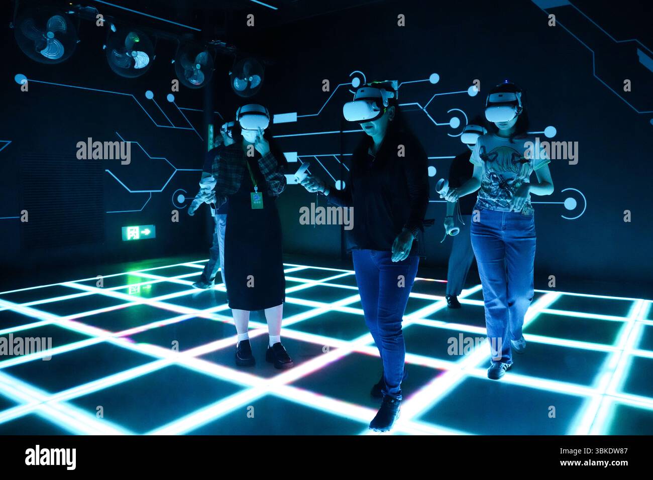 (250620) -- BEIJING, June 20, 2025 (Xinhua) -- Reporters experience a ...