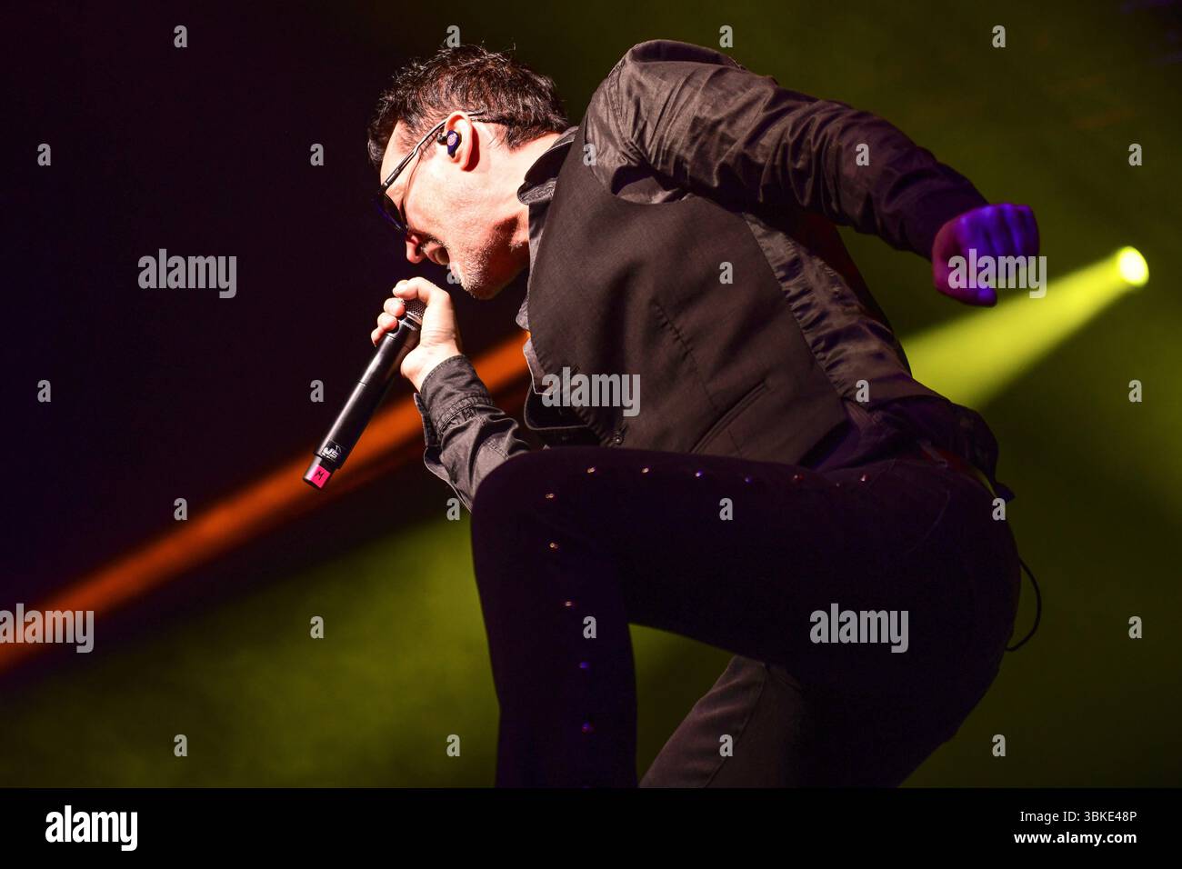Stone Temple Pilots (Jeff Gutt, singer), performing live in Estadio ...