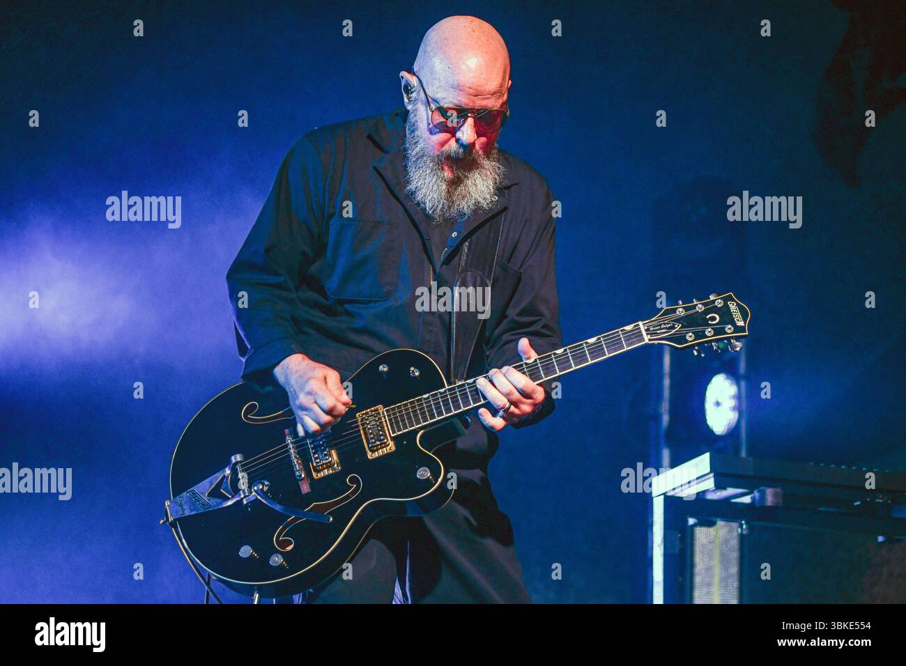Garbage (Steve Marker, guitar) playing live in Obras Stadium, Buenos ...