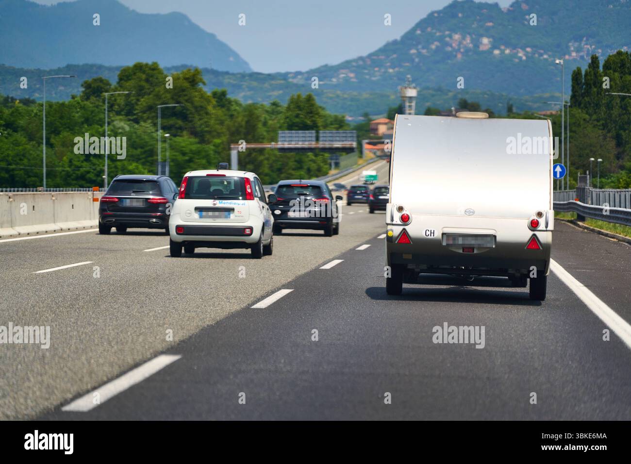 Wohnwagen in der landschaft hi-res stock photography and images - Alamy