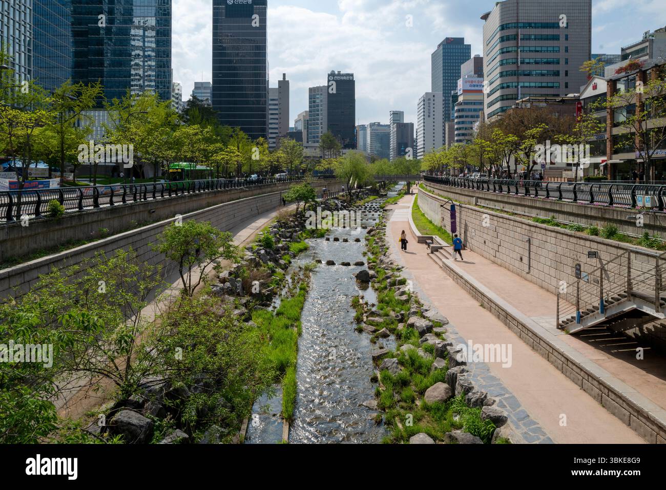 Landscape cheonggye creek in seoul hi-res stock photography and images ...
