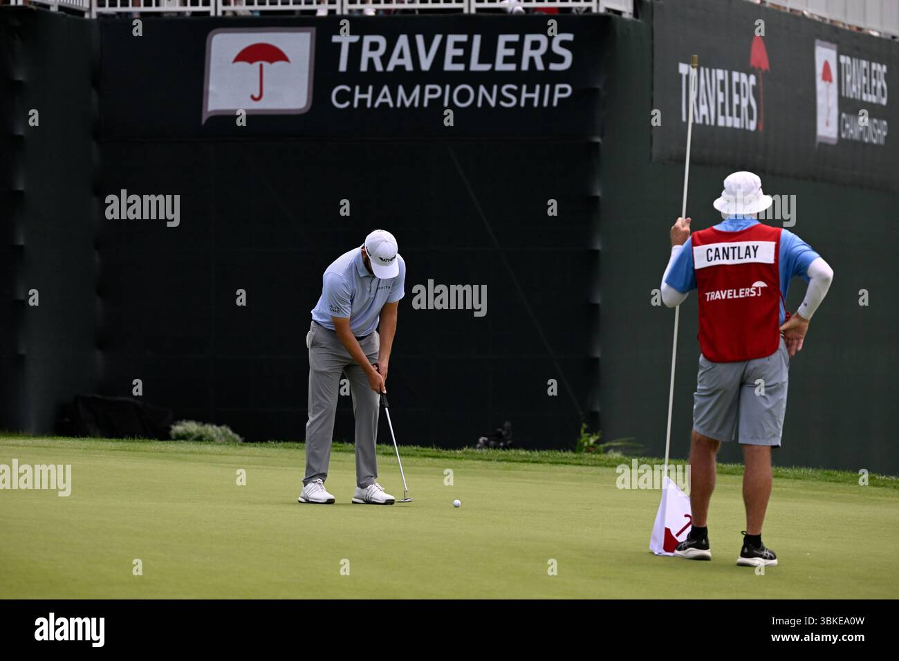 Patrick Cantlay puts on the 17th during the second round of the ...