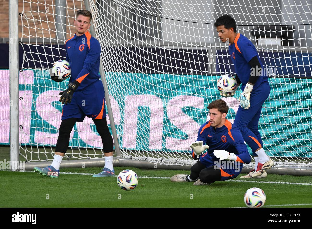 ZILINA - (l-r) Holland U21 goalkeeper Calvin Raatsie, Holland U21 ...