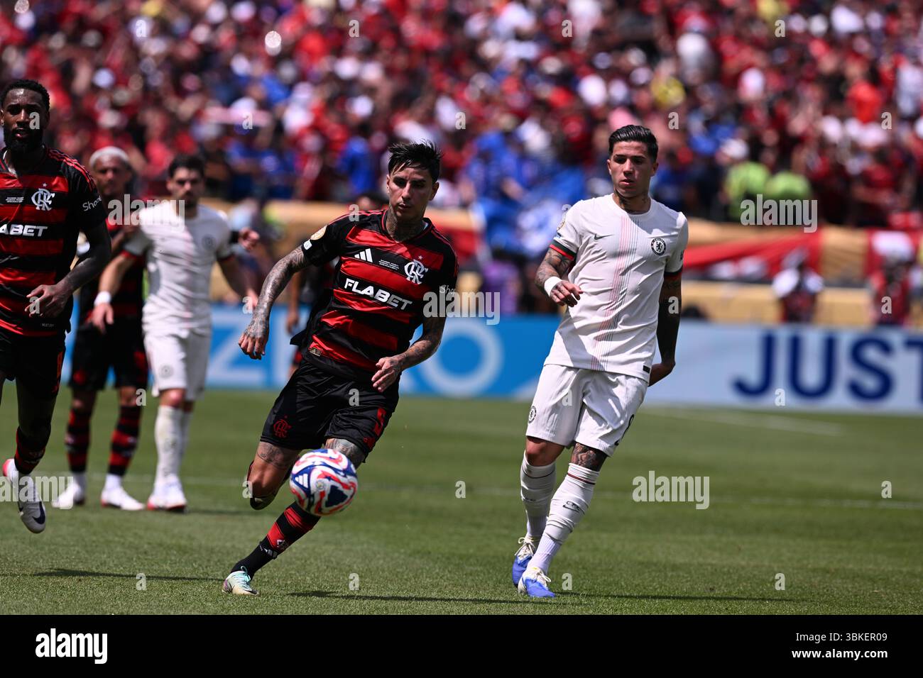 PHILADELPHIA, PENNSYLVANIA - JUNE 20: Erick Pulgar of CR Flamengo ...