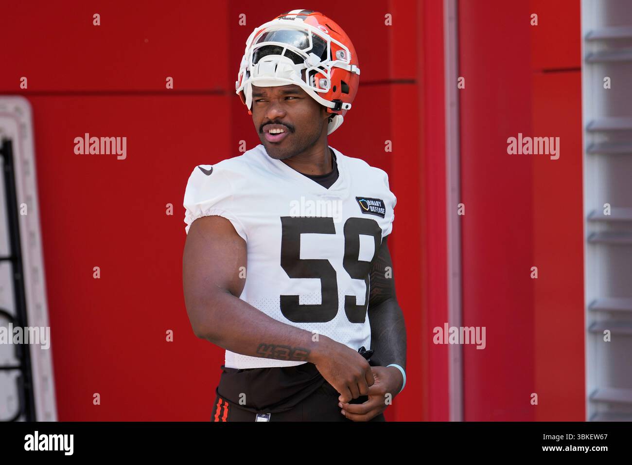 Cleveland Browns linebacker Winston Reid (59) walks out for NFL ...