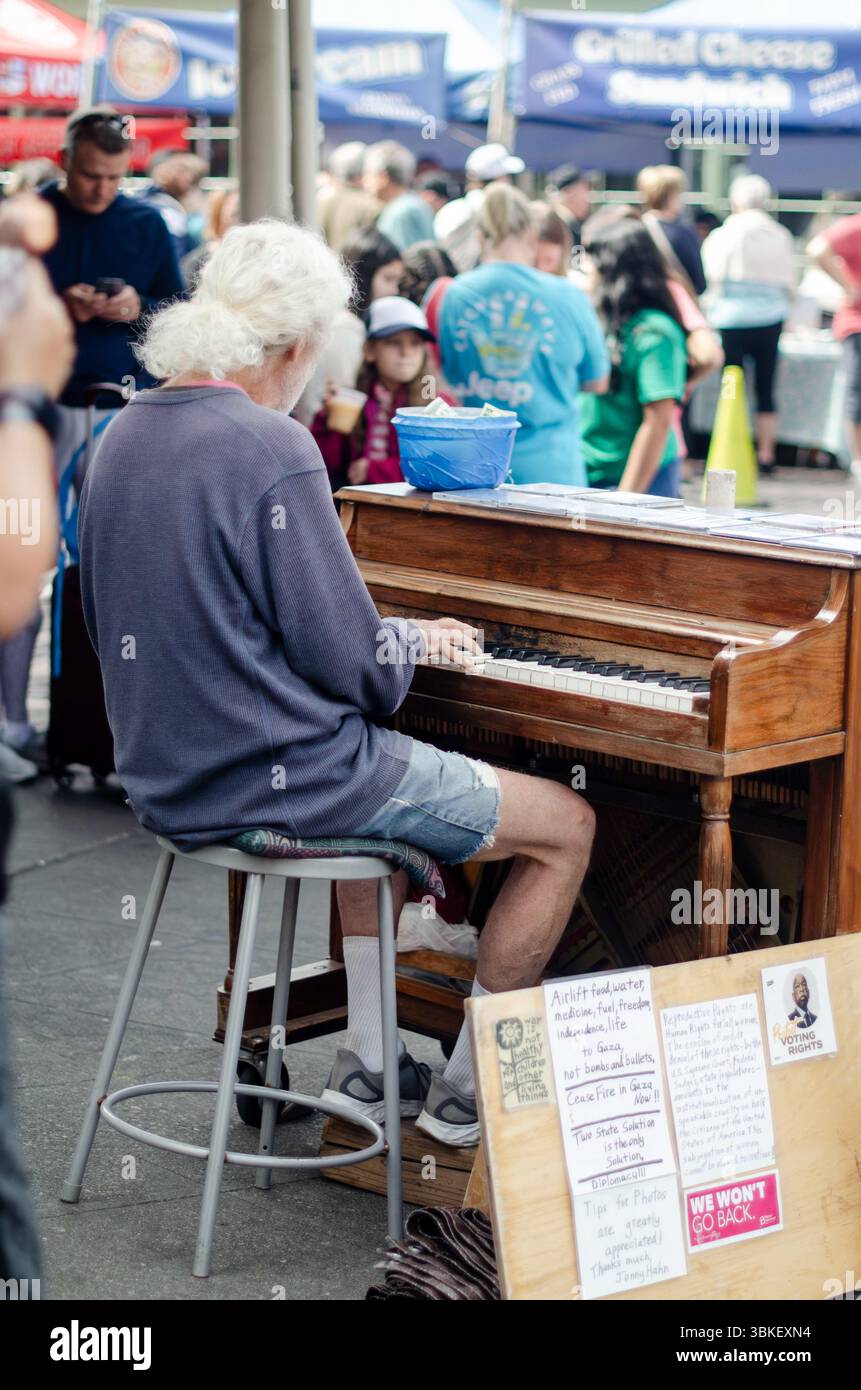 Local tourists on avenue hi-res stock photography and images - Alamy