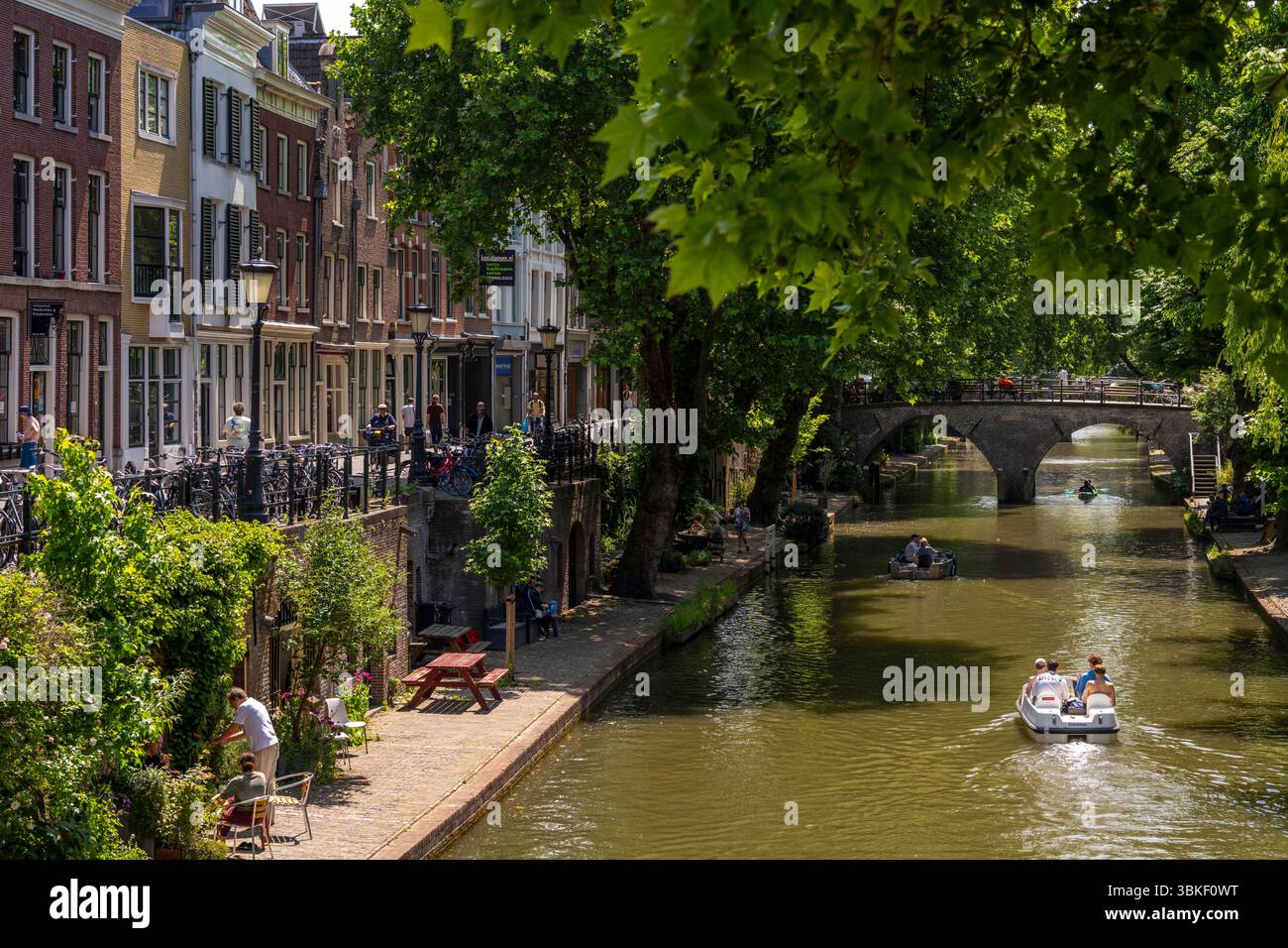 Die Altstadt von Utrecht, Oudegracht, rund 2 KM lang mit vielen alten ...