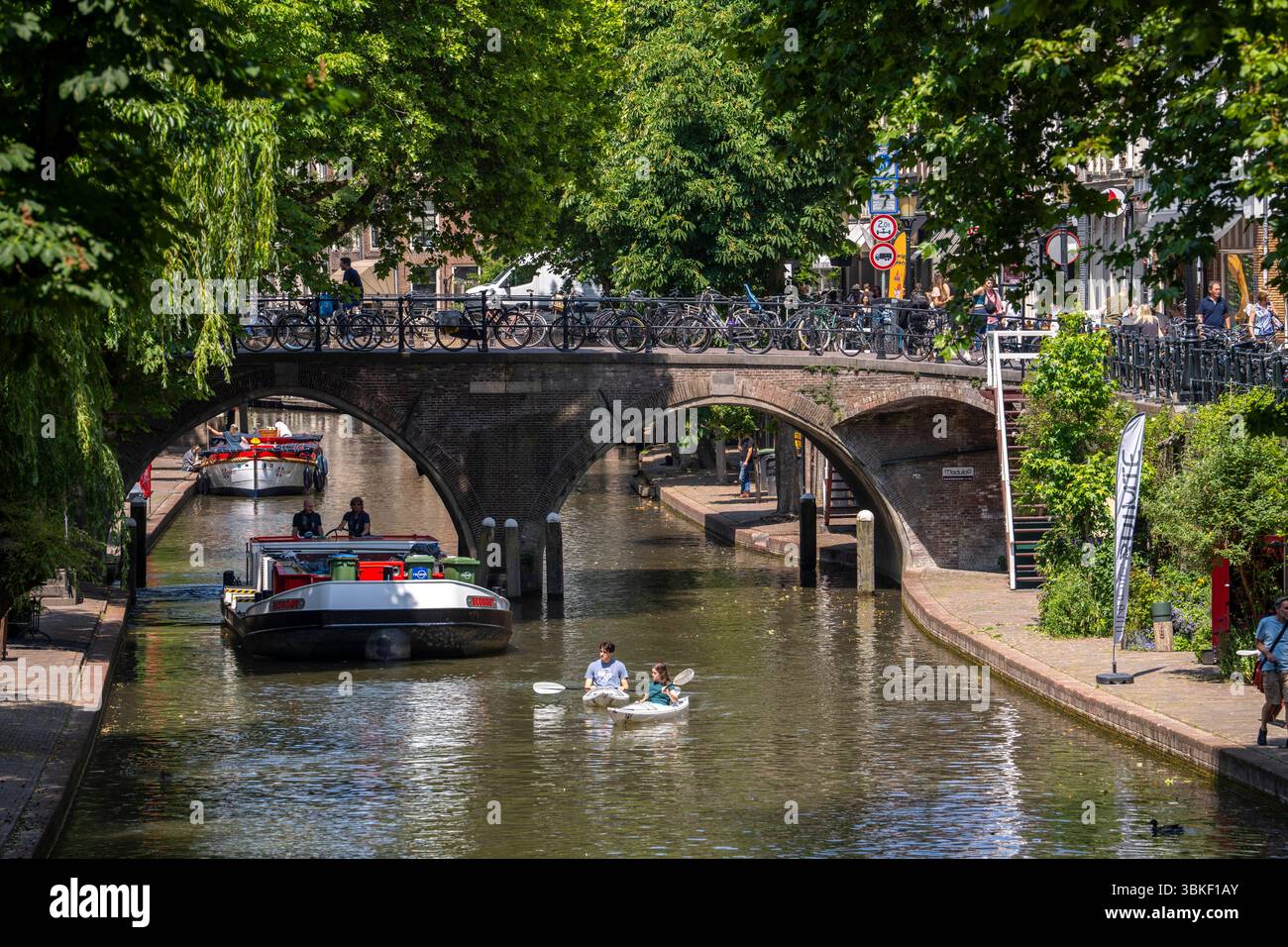 Die Altstadt von Utrecht, Oudegracht, rund 2 KM lang mit vielen alten ...
