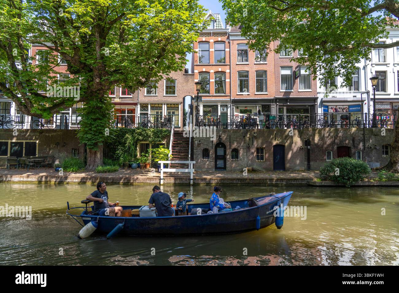 Die Altstadt von Utrecht, Oudegracht, rund 2 KM lang mit vielen alten ...