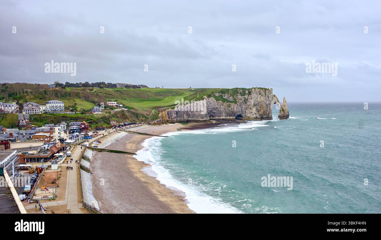Beach ocean waves from above hi-res stock photography and images - Alamy