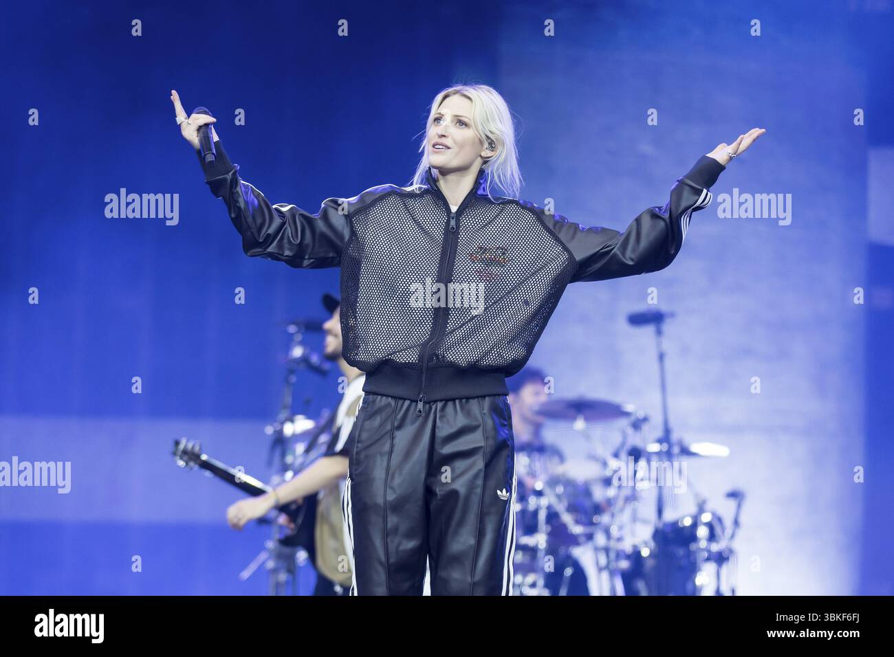 Emily Armstrong, lead singer of Linkin Park live on From Zero World ...