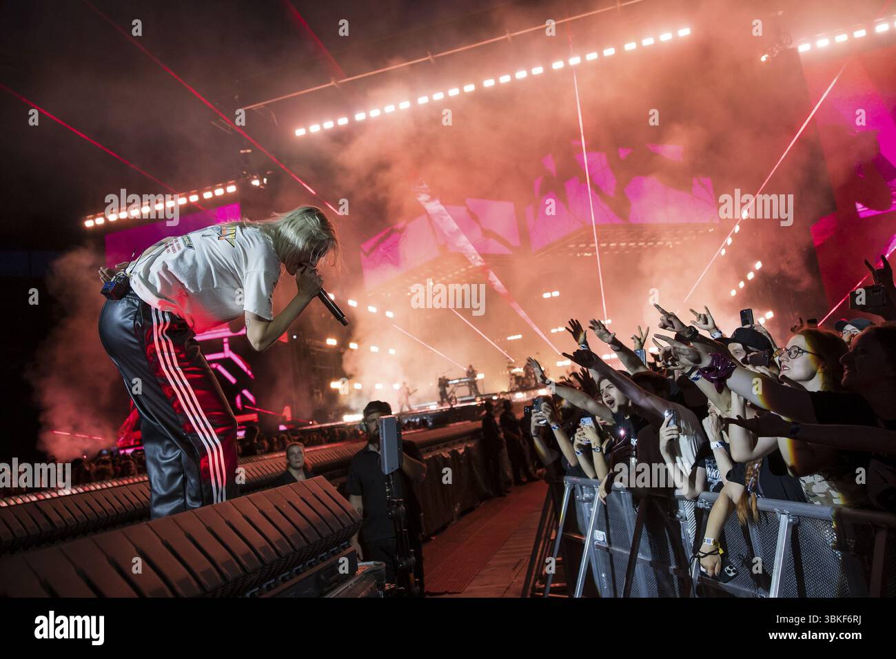 Emily Armstrong, lead singer of Linkin Park live on From Zero World ...