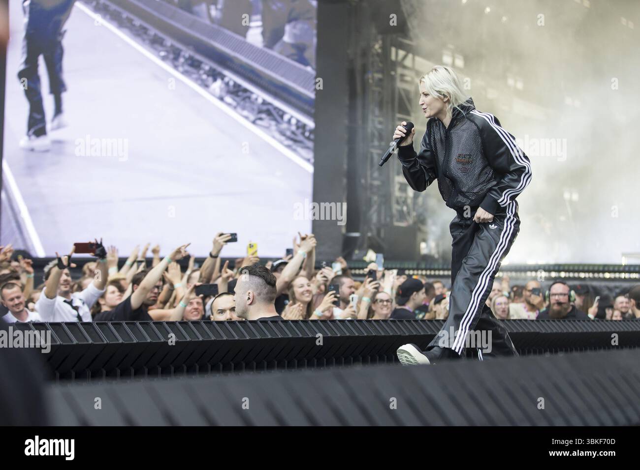 Emily Armstrong, lead singer of Linkin Park live on From Zero World ...