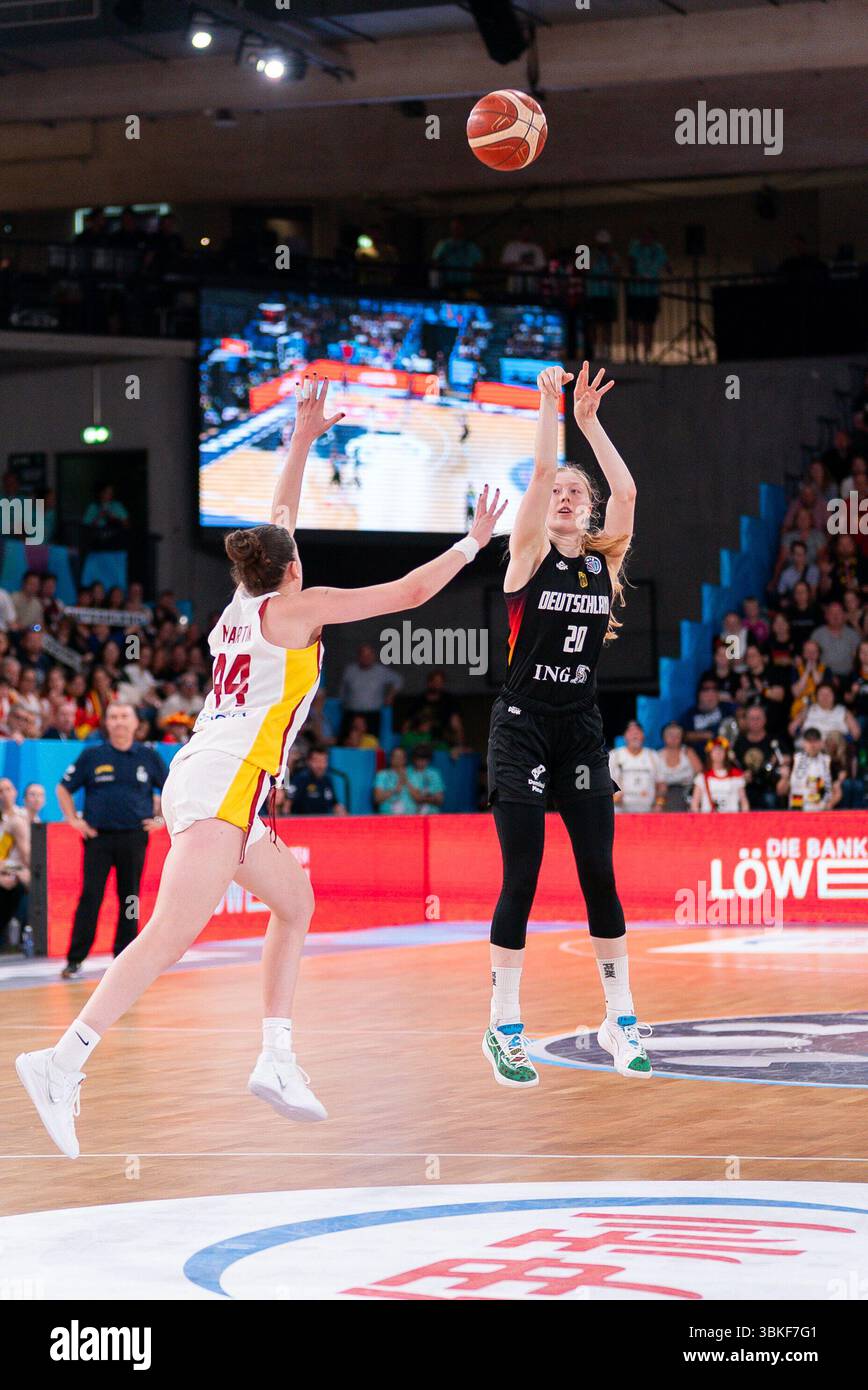 Frieda Buhner (Deutschland, #20) beim Wurf, Iyana Martin (Spanien, #44 ...
