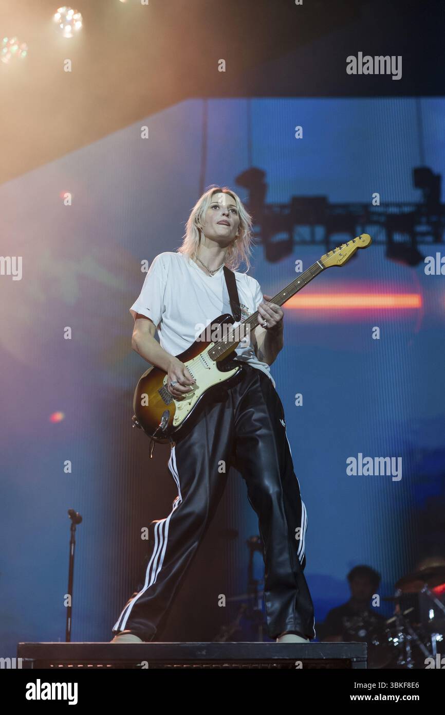 Emily Armstrong, lead singer of Linkin Park live on From Zero World ...