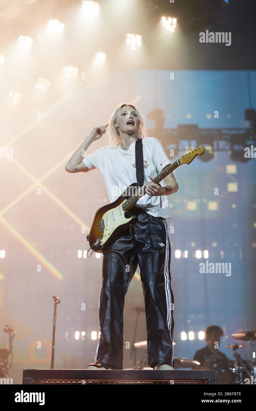 Emily Armstrong, lead singer of Linkin Park live on From Zero World ...