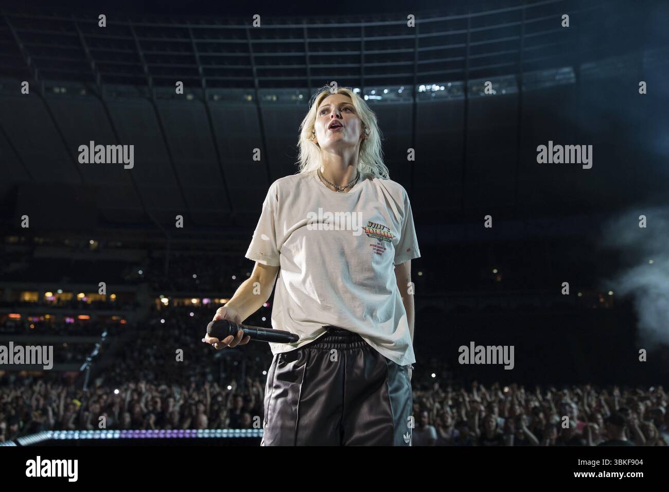 Emily Armstrong, lead singer of Linkin Park live on From Zero World ...