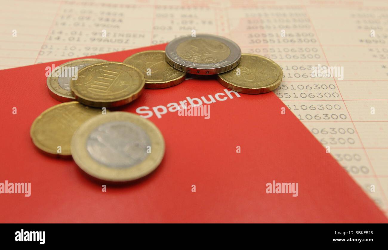 Zwei Sparbücher der Hamburger Sparkasse liegen auf einem Schreibtisch ...