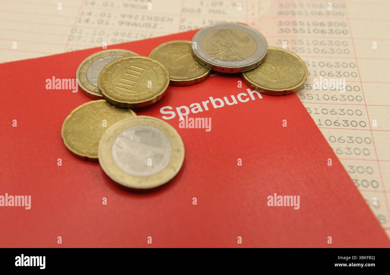 Zwei Sparbücher der Hamburger Sparkasse liegen auf einem Schreibtisch ...