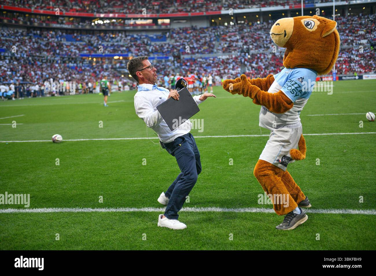 Local speaker and Bayonne mascot during the French championship Top 14 ...