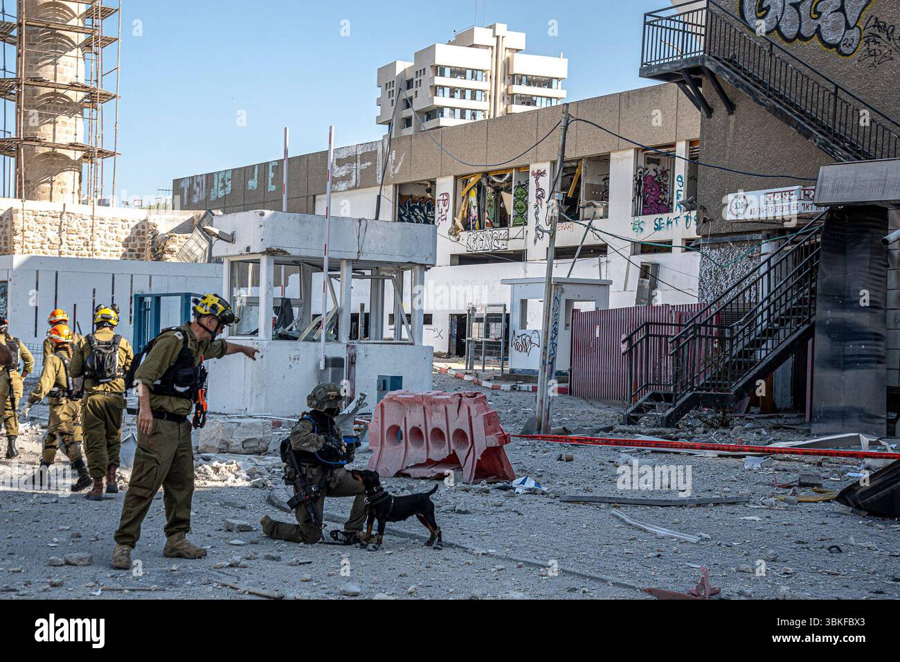 (250620) -- HAIFA (ISRAEL), June 20, 2025 (Xinhua) -- Israeli security ...