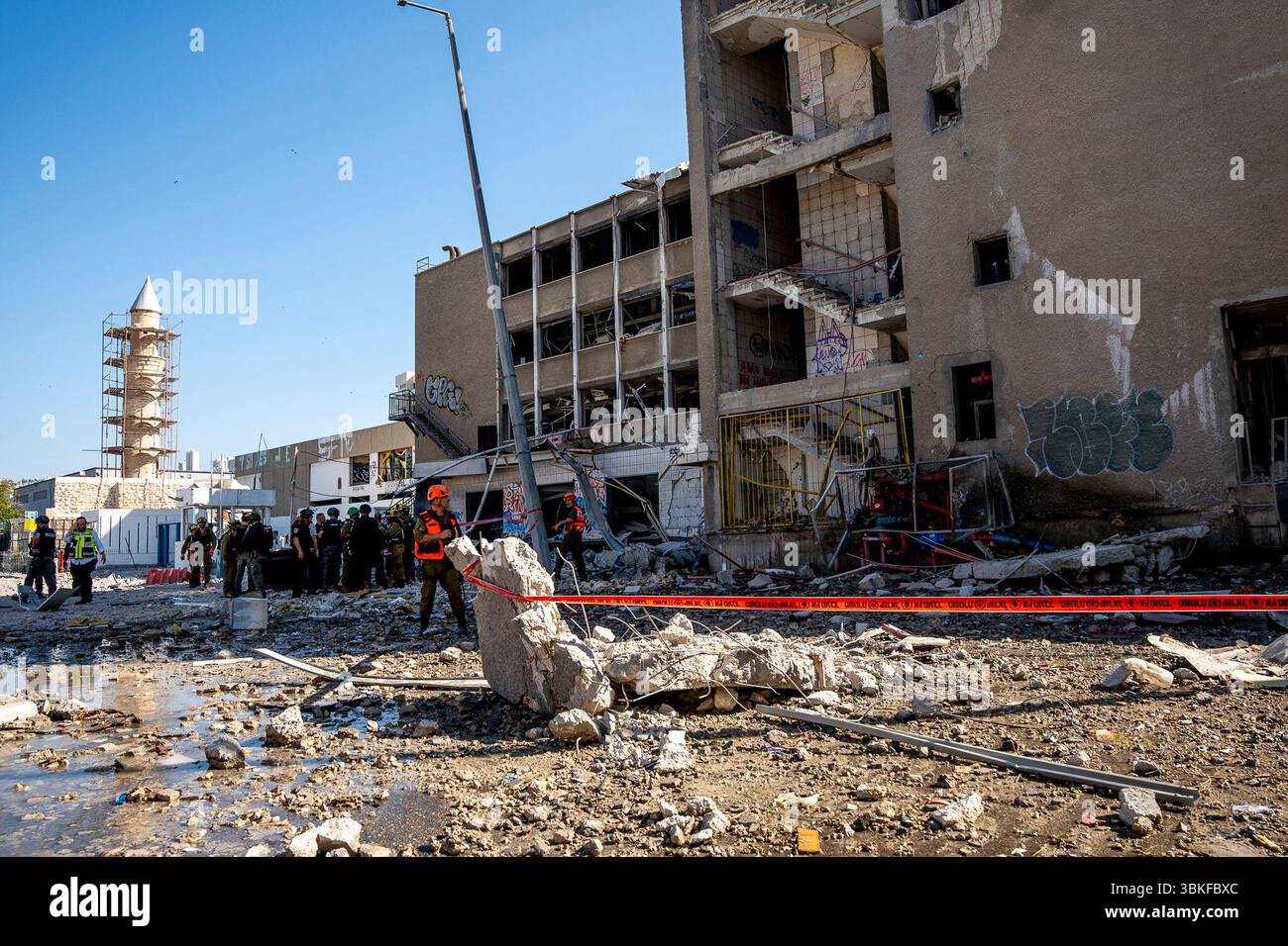 (250620) -- HAIFA (ISRAEL), June 20, 2025 (Xinhua) -- Israeli security ...
