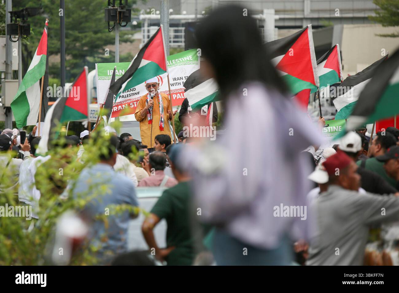 People wave iranian flags hi-res stock photography and images - Alamy