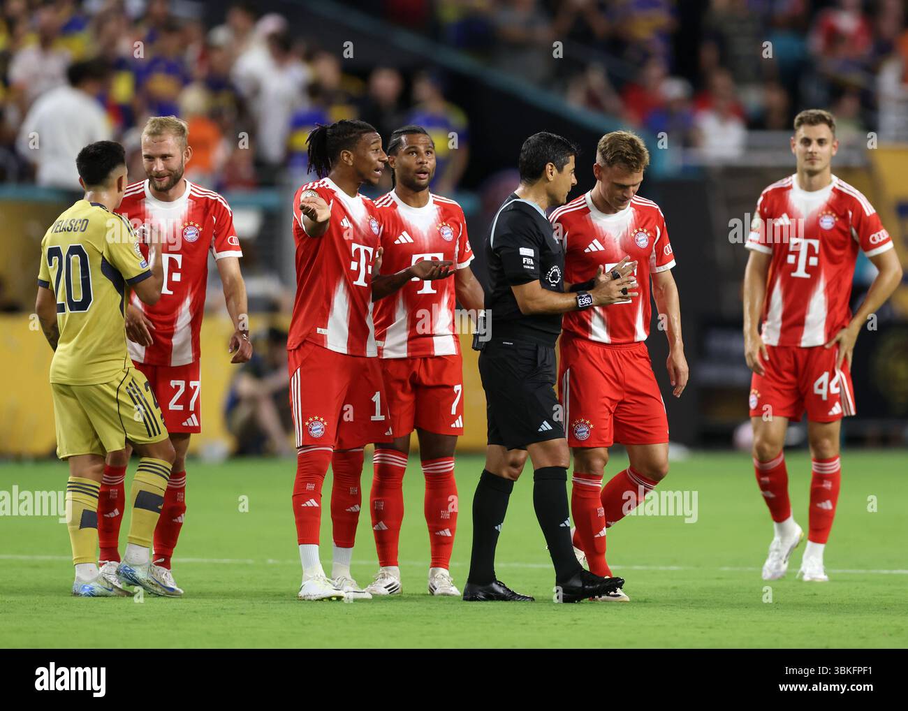 Miami Gardens, USA. 20th June, 2025. Bayern's players complain to the ...