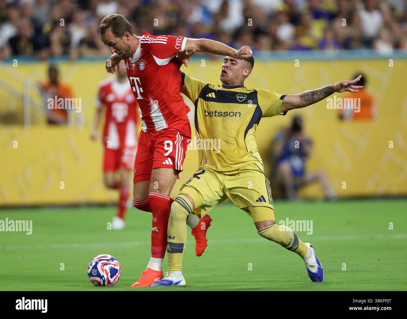 Miami Gardens, USA. 20th June, 2025. Bayern's Harry Kane with Leandro ...