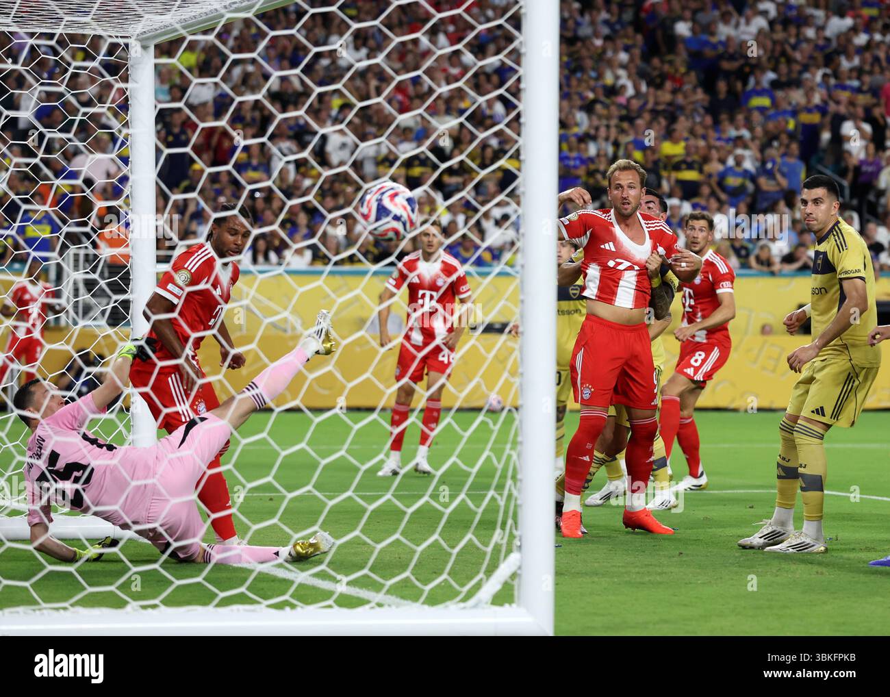 Miami Gardens, USA. 20th June, 2025. Bayern's Harry Kane watches as the ...