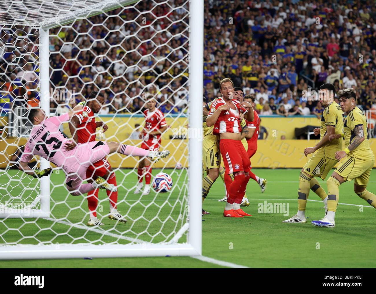 Miami Gardens, USA. 20th June, 2025. Bayern's Harry Kane watches as the ...