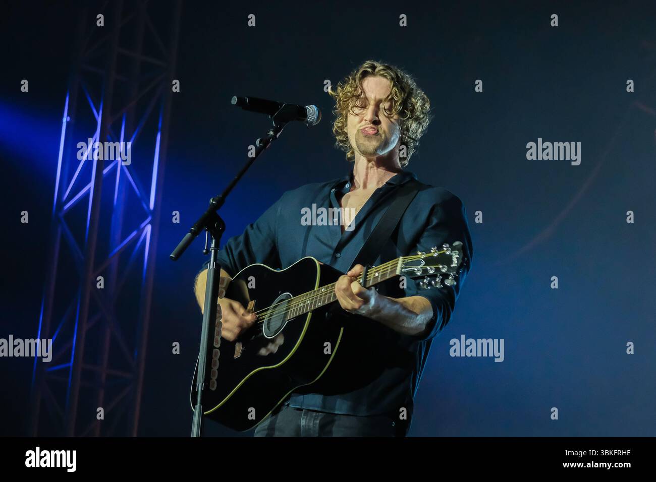 Australian singer songwriter, Dean Lewis Grant Loaney known ...